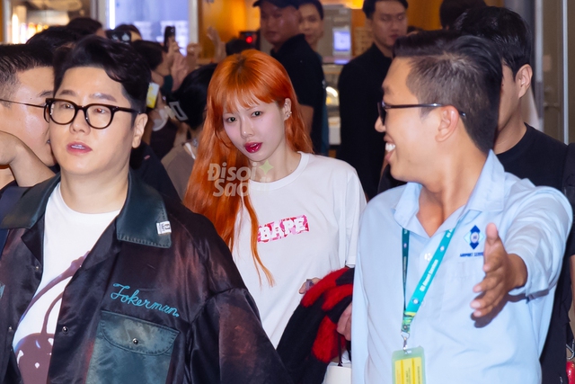 2 idol đình đám đổ bộ Tân Sơn Nhất giữa đêm: Hyuna tóc cam nổi bật ...