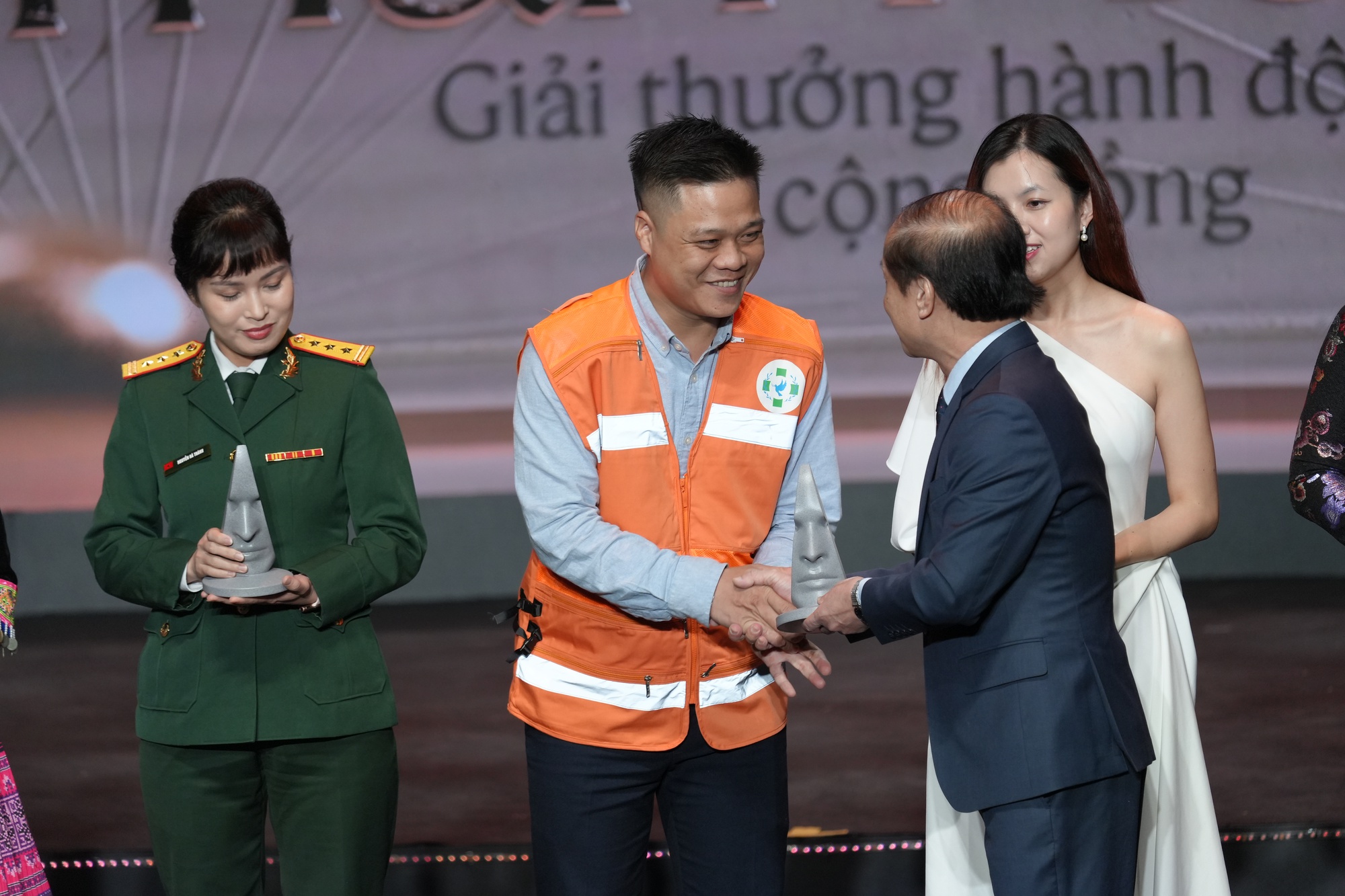 Đội trưởng FAS Angel vội vã vào ca trực ngay sau gala Human Act Prize ...