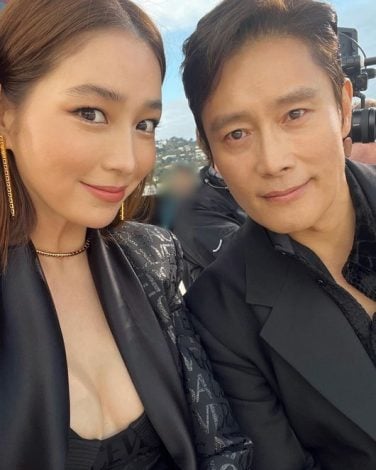 Lee Byung Hun và Lee Min Jung đón con thứ 2 chào đời, tài tử quyền lực kề cận chăm sóc vợ mới sinh