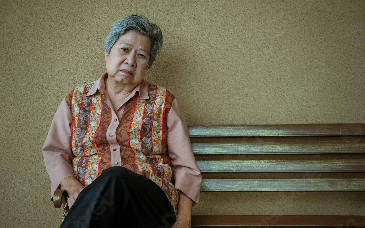 CUỘC GỌI LỪA ĐẢO, tin tức Mới nhất Bà lão 75 tuổi chạy vào ngân hàng ...