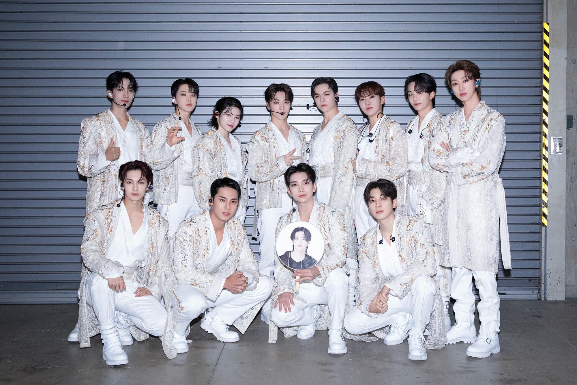 Nam idol gen 3 bị fan quá khích tấn công ôm đầu hoảng loạn ở sân bay