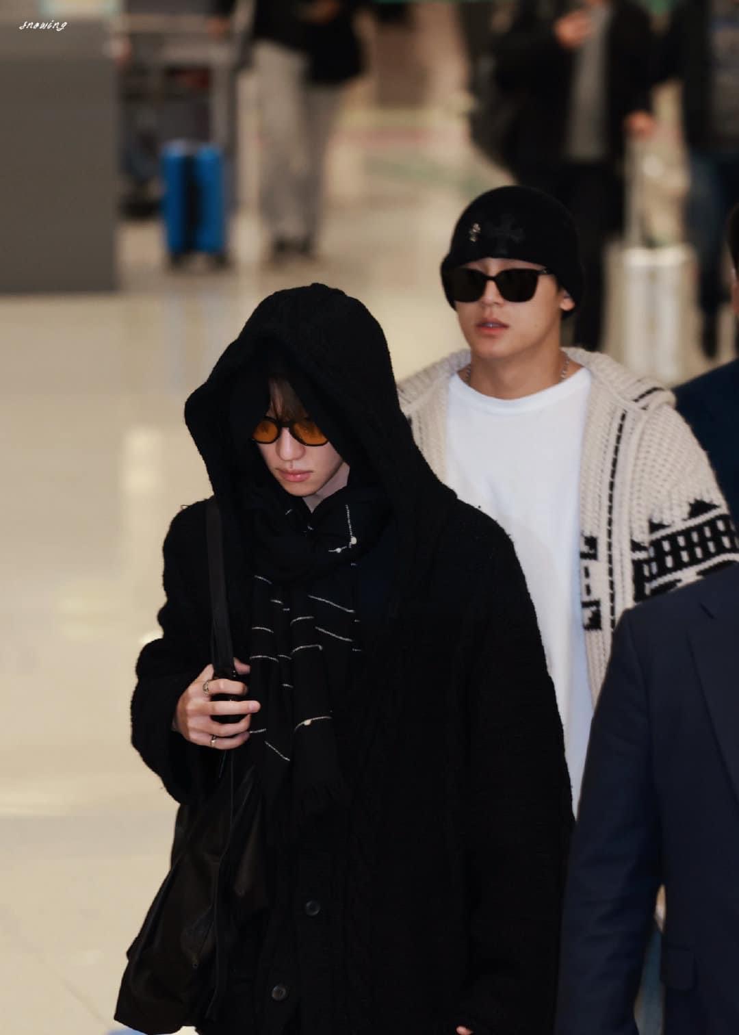 Nam idol gen 3 bị fan quá khích tấn công ôm đầu hoảng loạn ở sân bay