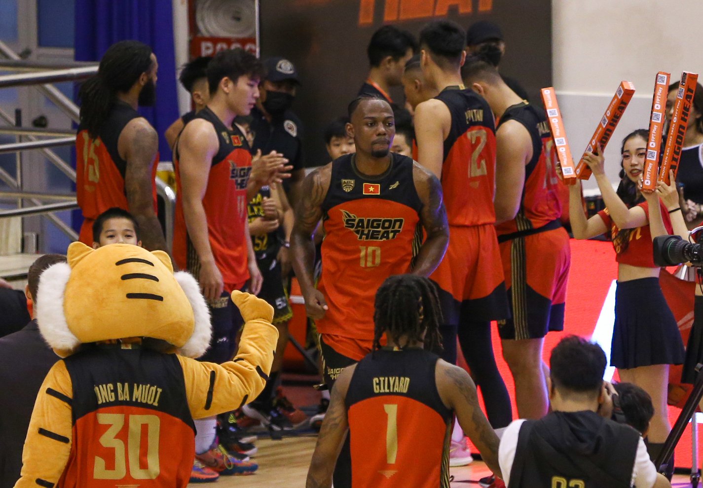 Saigon Heat thắng trận đầu chặng 4 ABL 2023 nhưng "Kiss Cam" mới là điểm nhấn