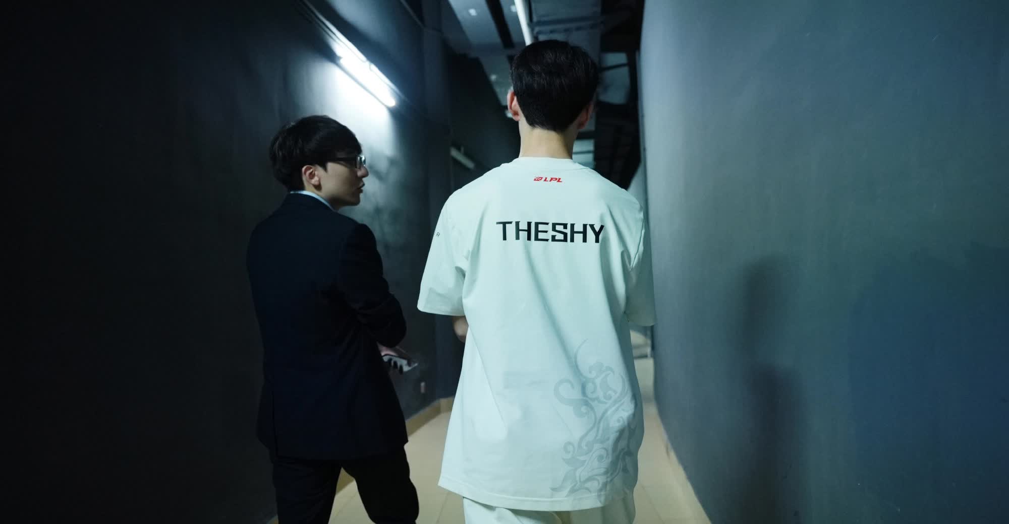 TheShy tụt dốc phong độ, fan LPL "nhớ" SofM