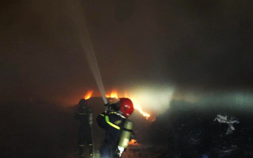 KHO THAN CỦI, tin tức Mới nhất Cháy lớn tại kho than củi 200 tấn, cảnh ...