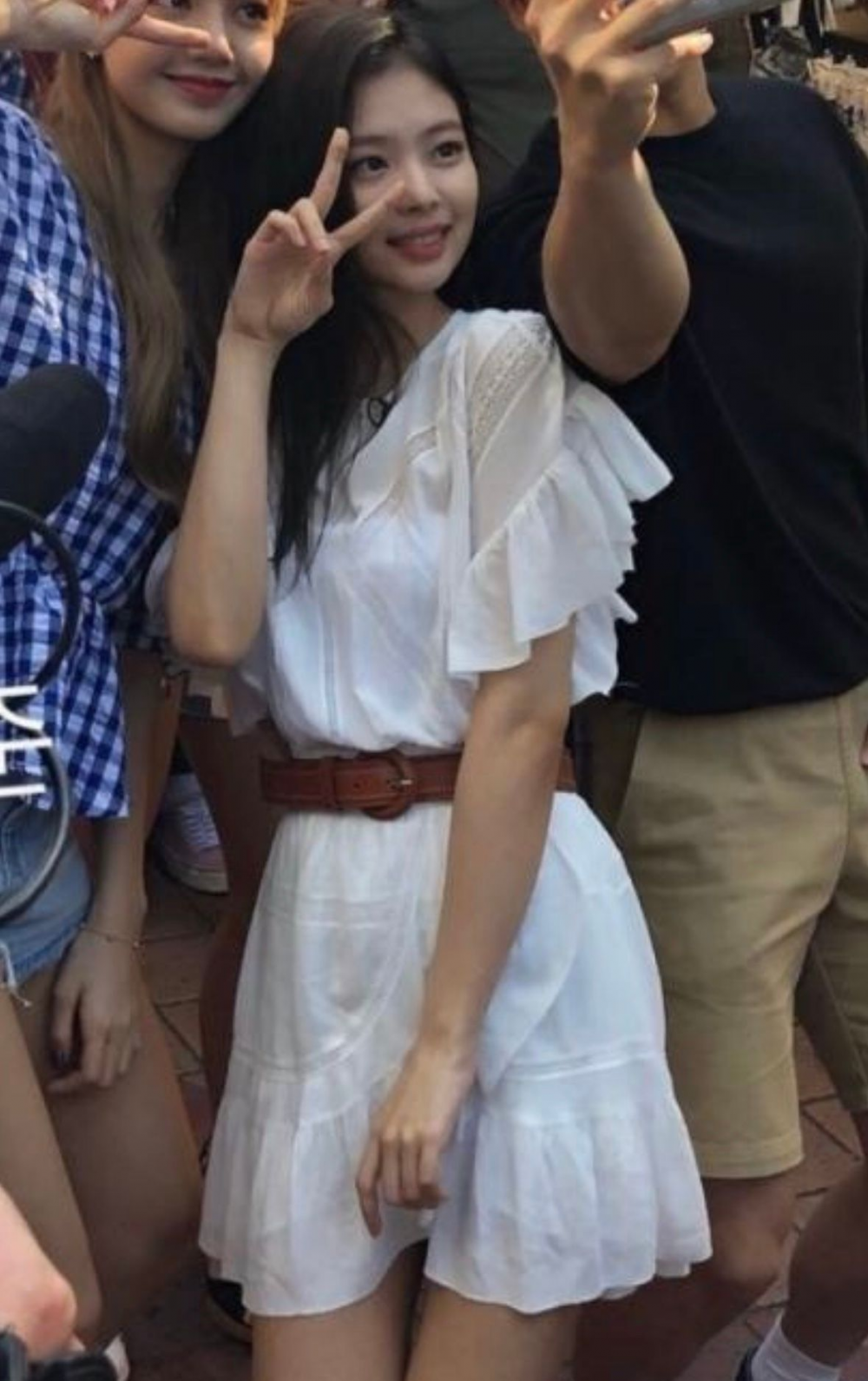 Jennie lộ ảnh chụp cam thường đẹp "vô thực" khiến netizen Hàn phải thốt lên "Ngoài đời cô ấy ...