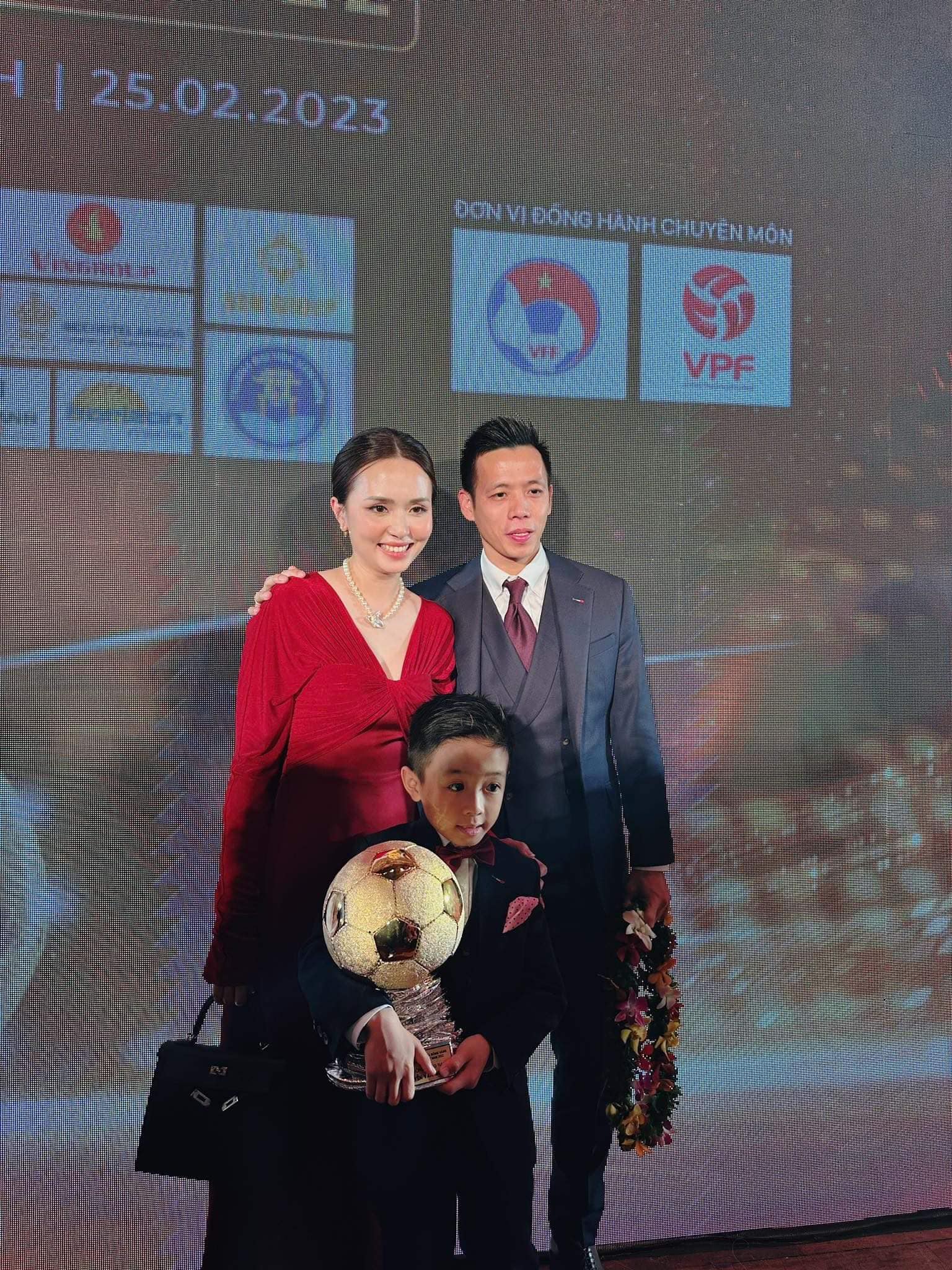 Vợ Duy Mạnh bênh vực khi Văn Quyết bị ''ném đá'' vì nhận QBV Việt Nam 2022