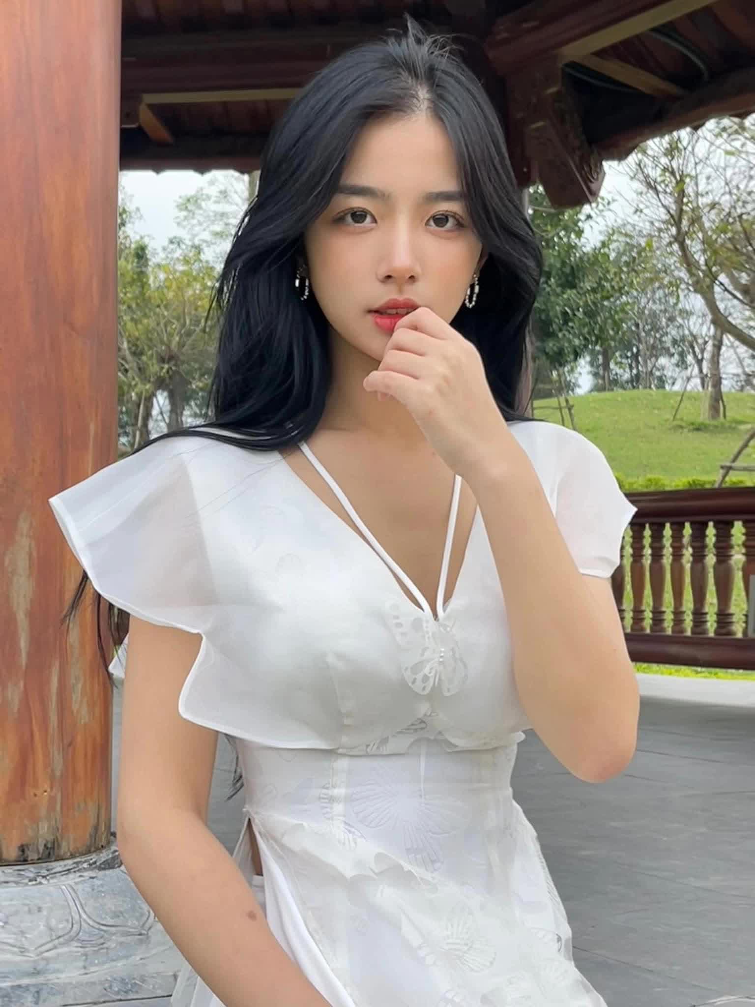 "Yena đời thực" xả ảnh du xuân, thần thái ngút trời khiến fan "thả tim ...