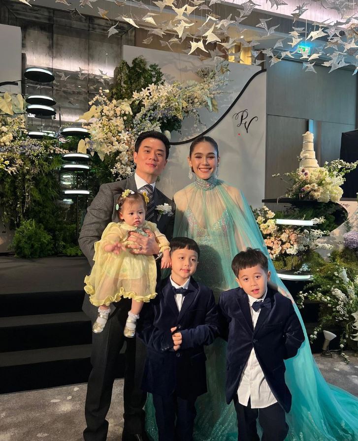 "Nữ hoàng showbiz Thái Lan" Chompoo Araya và Nott Visrut lộ diện sau ồn ào ngoại tình, biểu cảm ...