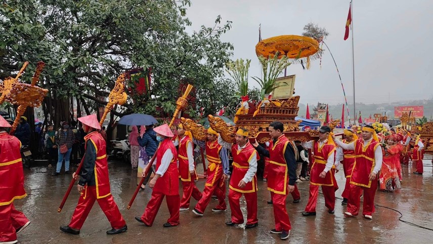 [ẢNH] "Đội mưa" lớn xem tái hiện Vua Hùng dạy dân cấy lúa