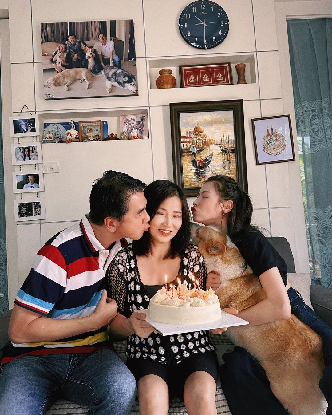 Baifern Pimchanok đăng ảnh gia đình, nhan sắc mẹ nữ thần chiếm trọn ...