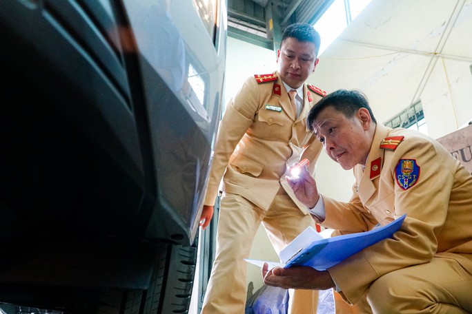 Cận cảnh CSGT trong ngày đầu làm đăng kiểm viên