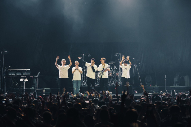 Chillies "cháy" hết mình trong concert "Trên những đám mây" tại thành ...