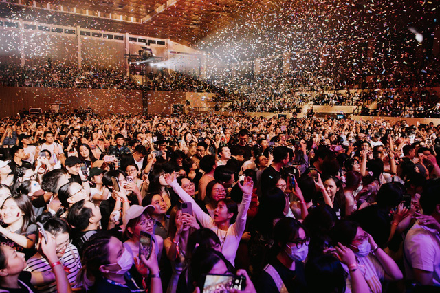 Chillies "cháy" hết mình trong concert "Trên những đám mây" tại thành ...
