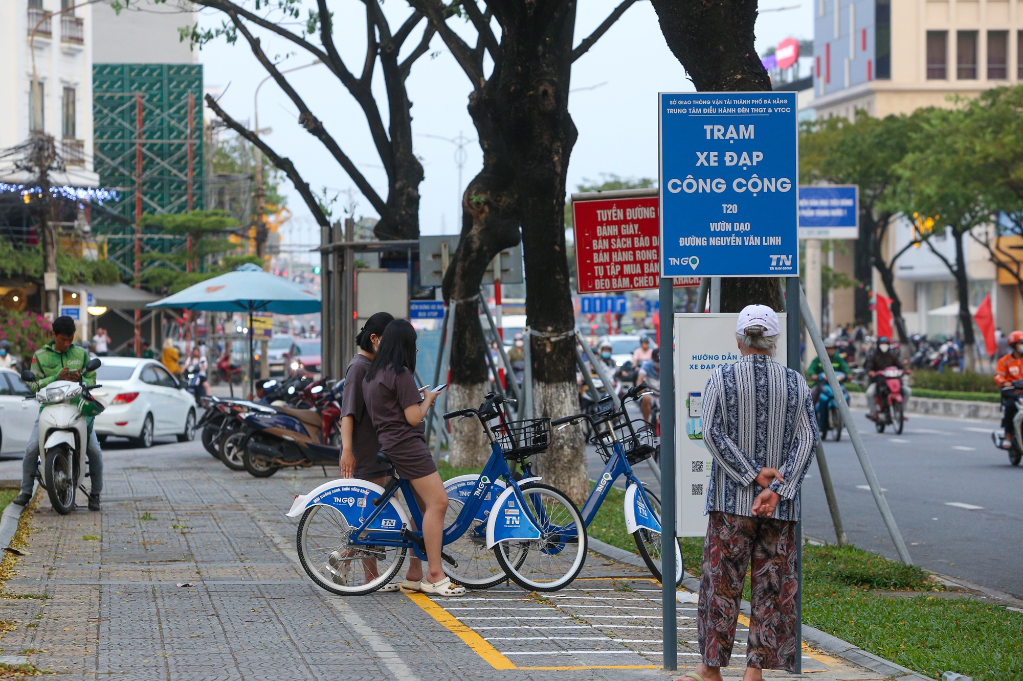 Du khách và giới trẻ thích thú với xe đạp công cộng giá chỉ 5k lần đầu ...