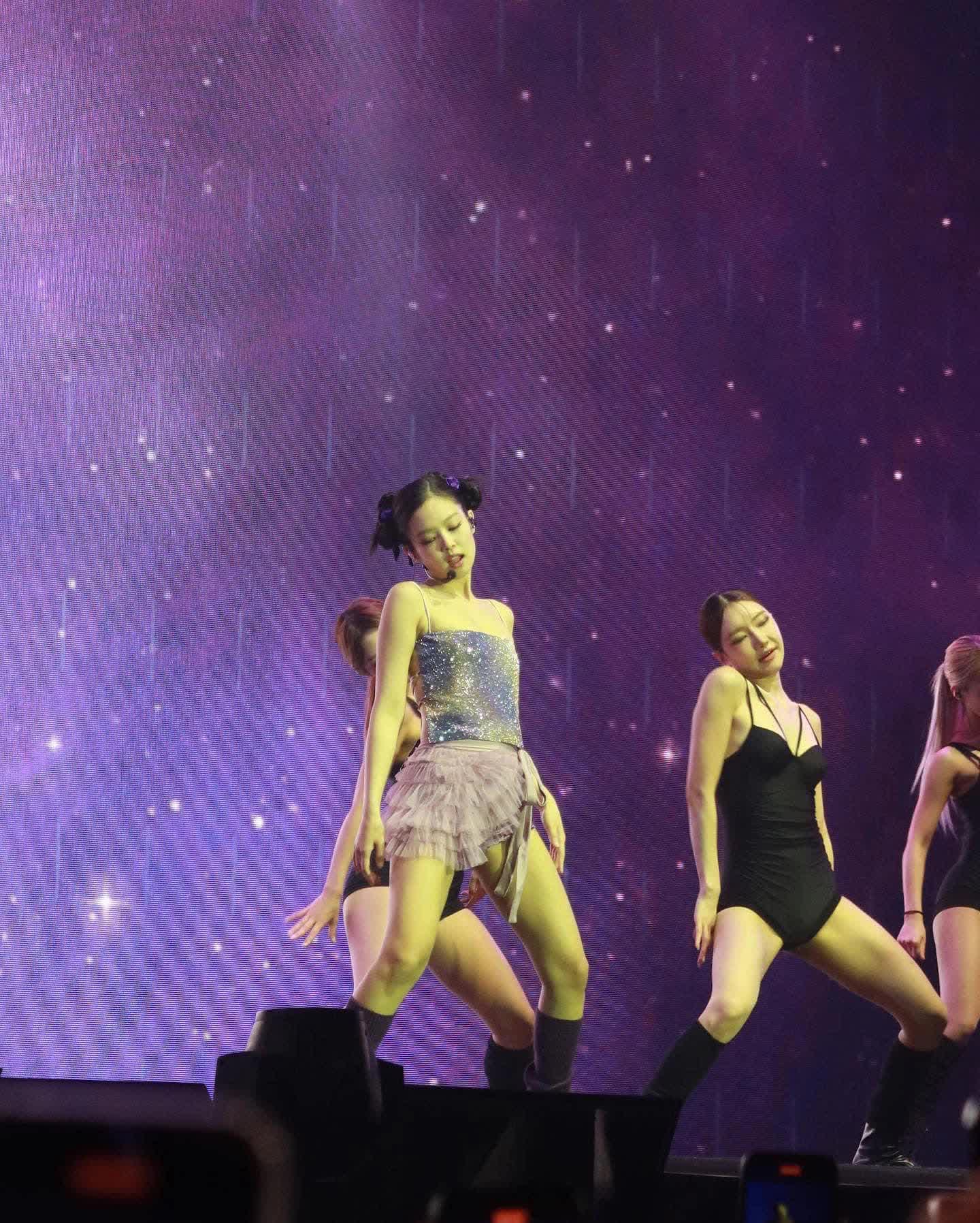 Jennie và Lisa liên tục mặc hở hang