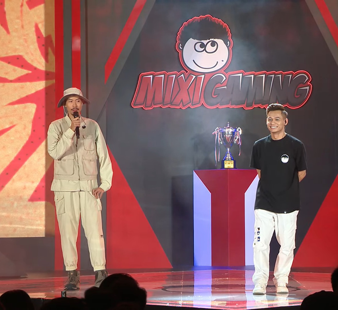 Bùng nổ đêm sự kiện giải đấu “ao làng”, Đen Vâu và Hoà Minzy cũng xuất hiện góp vui