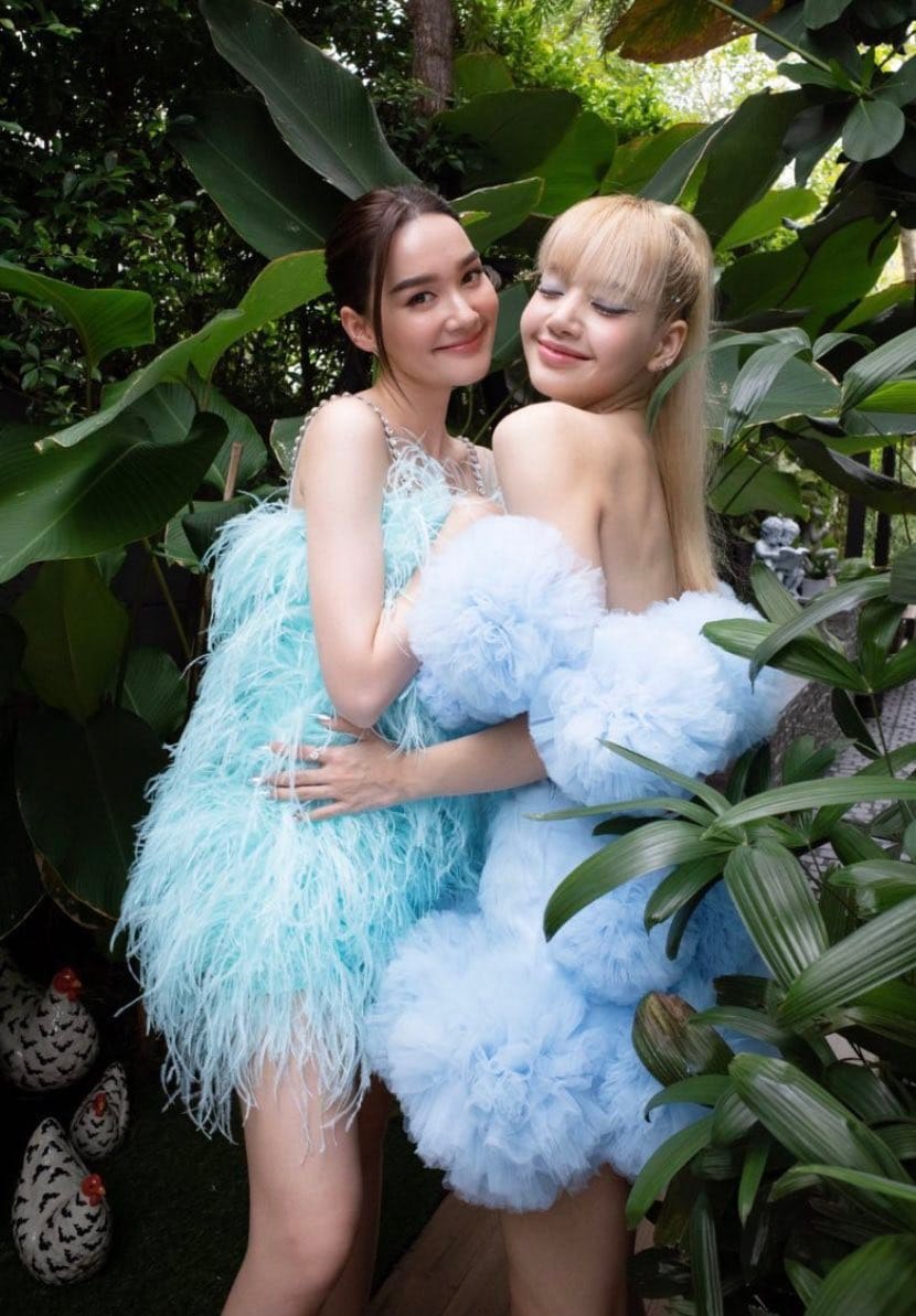 Lisa như "búp bê sống" trong bữa tiệc sinh nhật tại quê nhà, đọ sắc cực ...