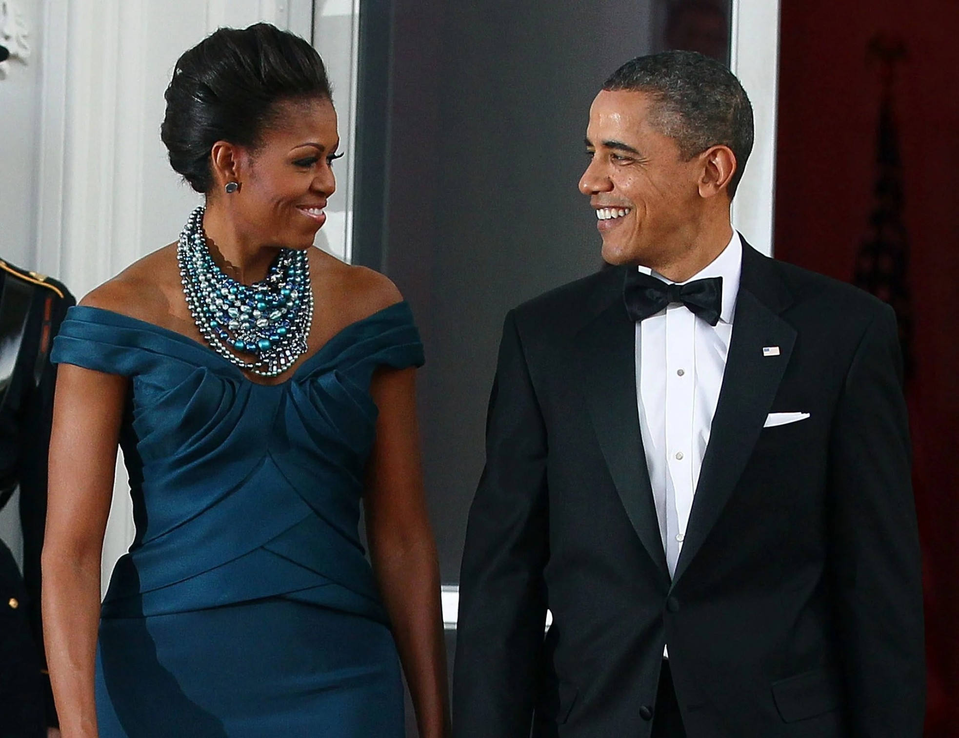 Vợ chồng ông Obama kiếm tiền bằng cách nào sau khi rời Nhà Trắng?