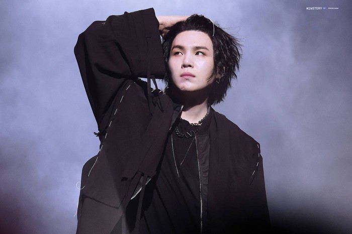 Suga (BTS) cấm fan mang khăn voan cô dâu đến concert