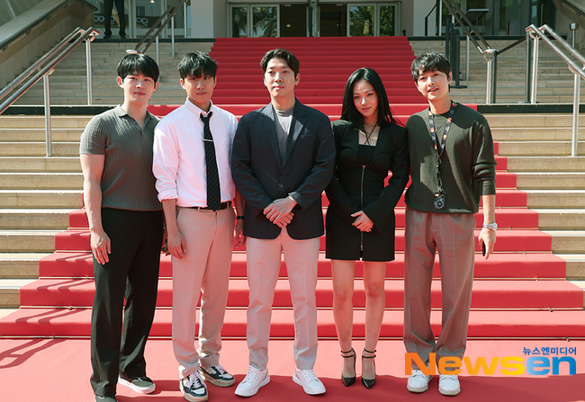 Song Joong Ki xuất hiện bên vợ ngoại quốc trước giờ đổ bộ Liên hoan ...