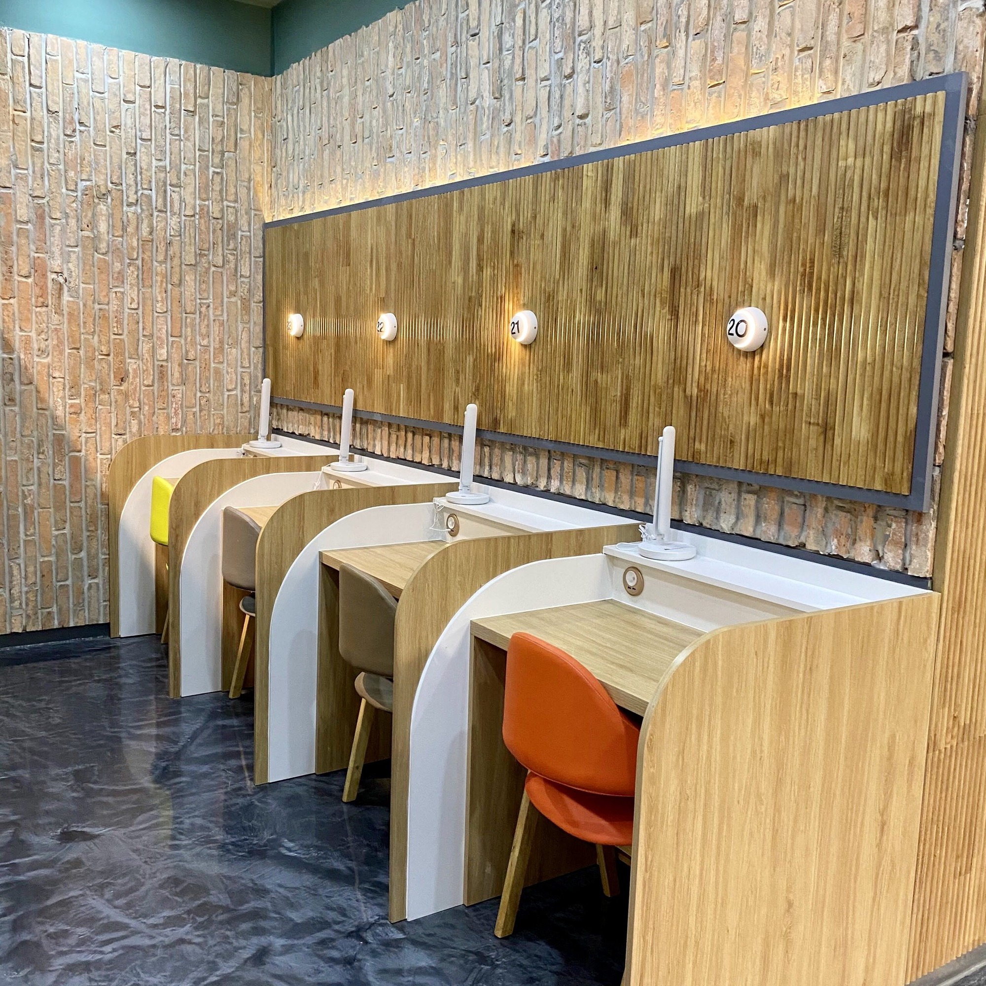 Các quán cà phê cho dân văn phòng tránh nóng làm việc tại TP.HCM