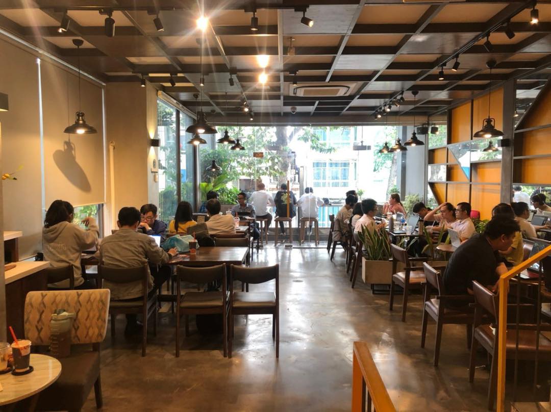 Các quán cà phê cho dân văn phòng tránh nóng làm việc tại TP.HCM