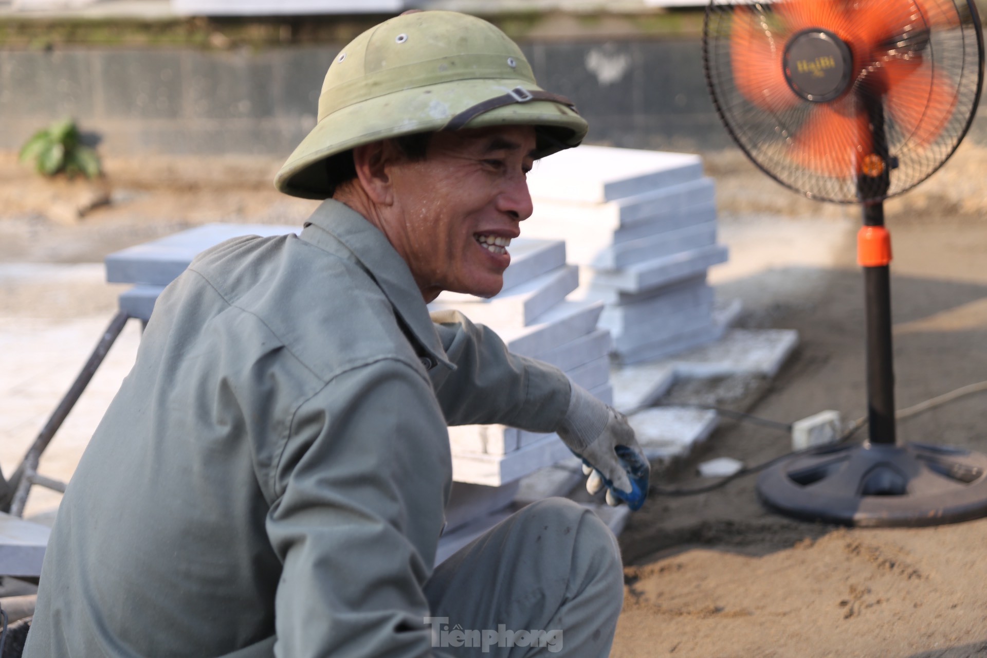 Người dân gồng mình giữa ‘chảo lửa’ bỏng rát 42 độ C