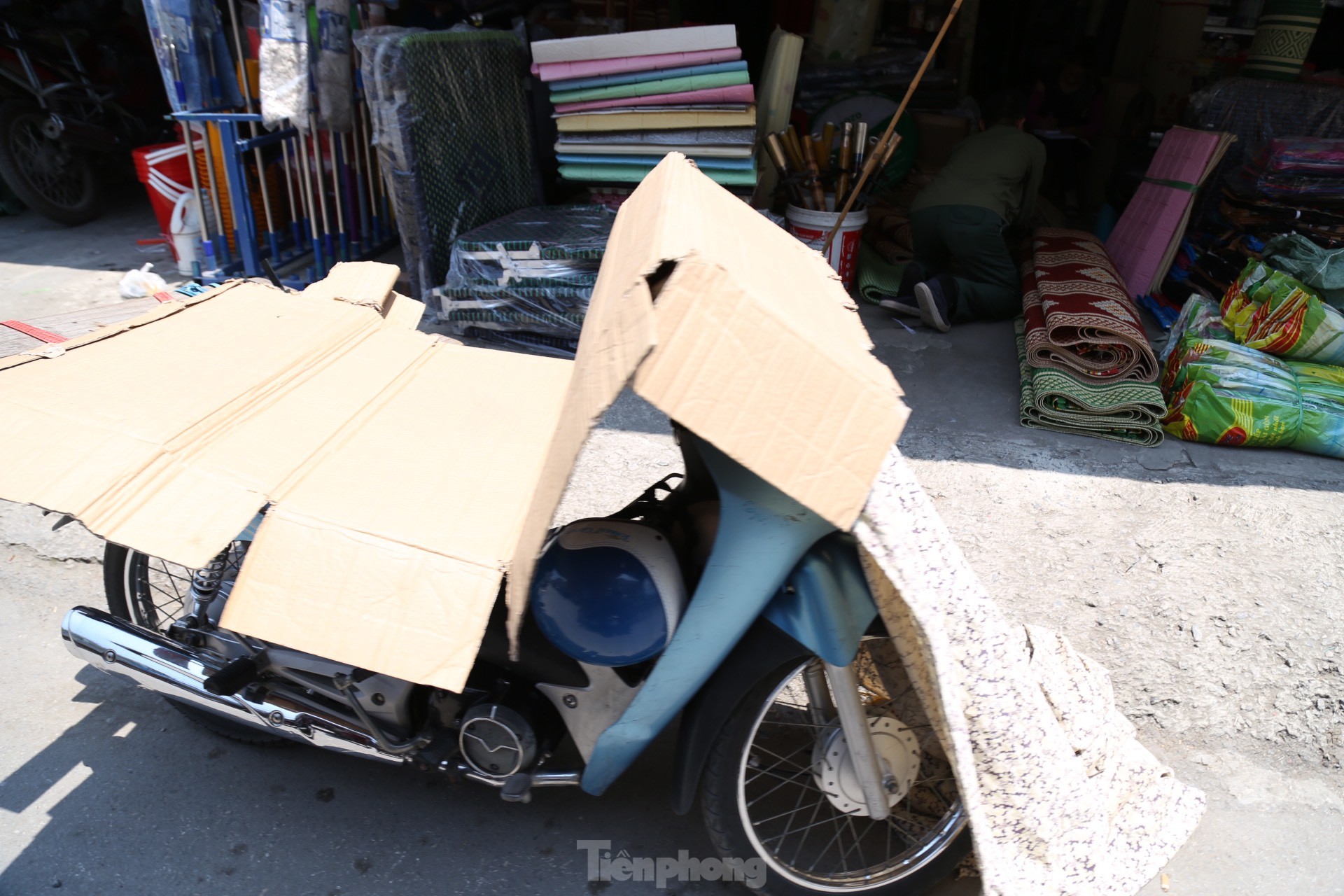 Người dân gồng mình giữa ‘chảo lửa’ bỏng rát 42 độ C