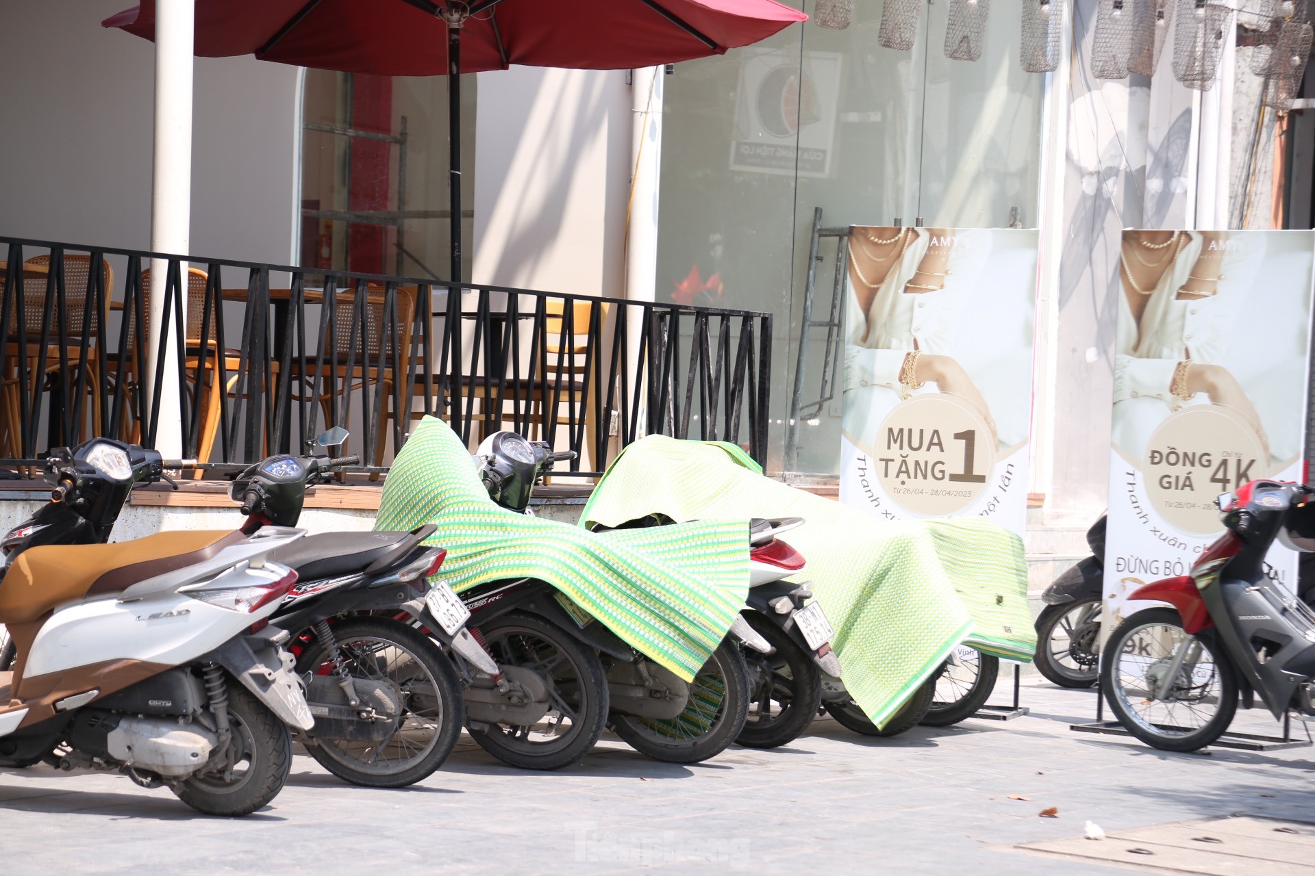 Người dân gồng mình giữa ‘chảo lửa’ bỏng rát 42 độ C