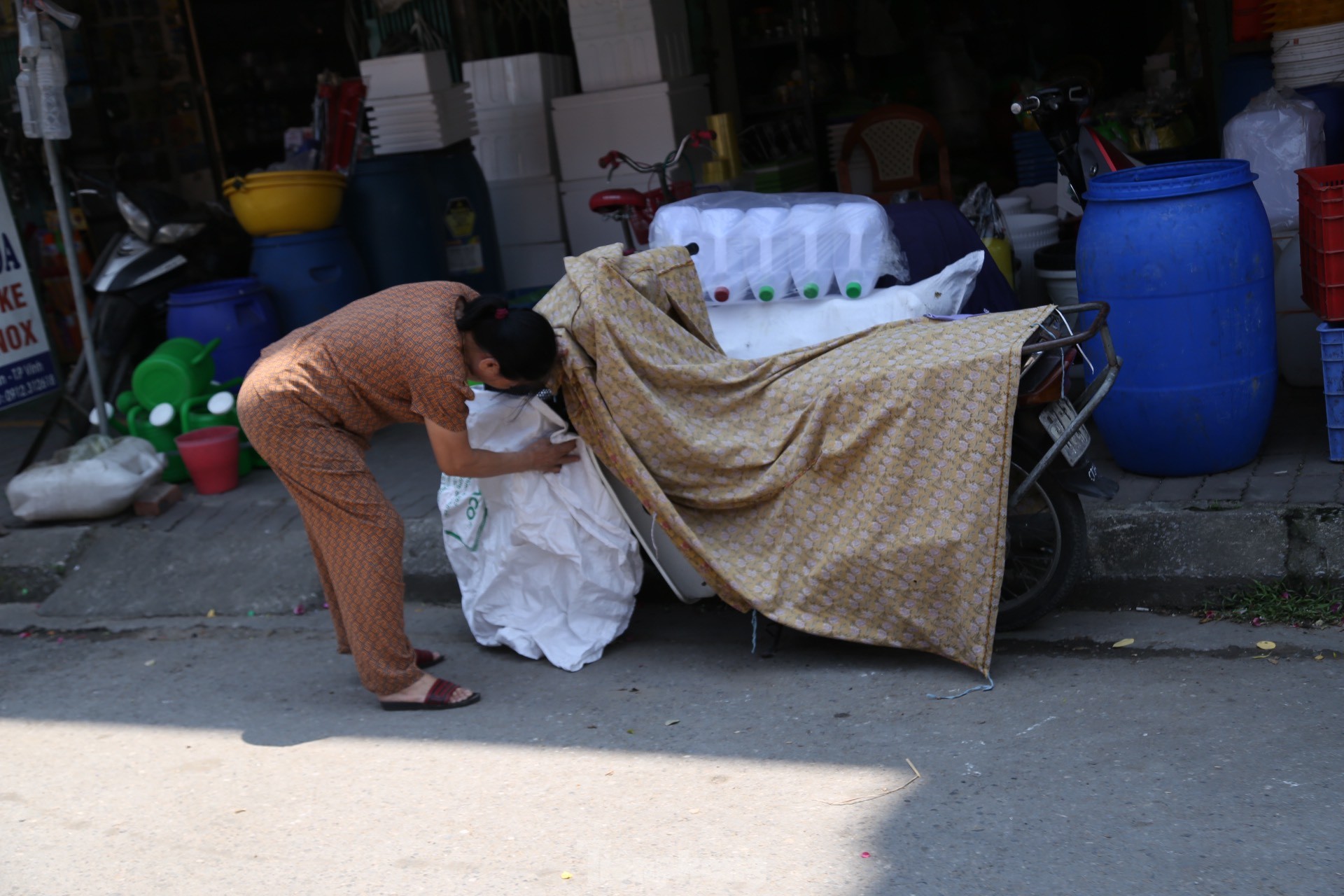 Người dân gồng mình giữa ‘chảo lửa’ bỏng rát 42 độ C