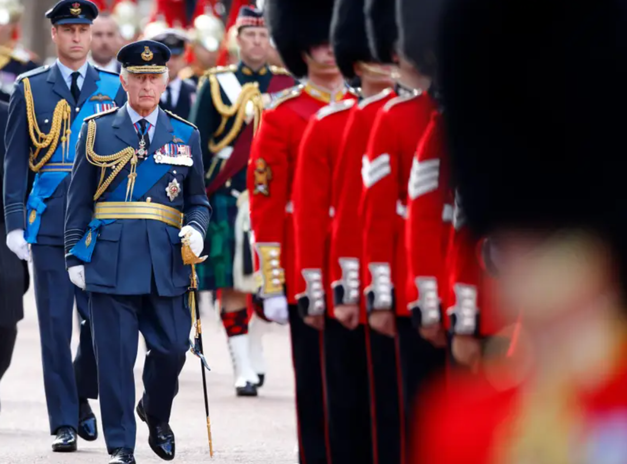 Chùm ảnh so sánh giữa lễ đăng quang của Nữ vương Elizabeth và Vua ...