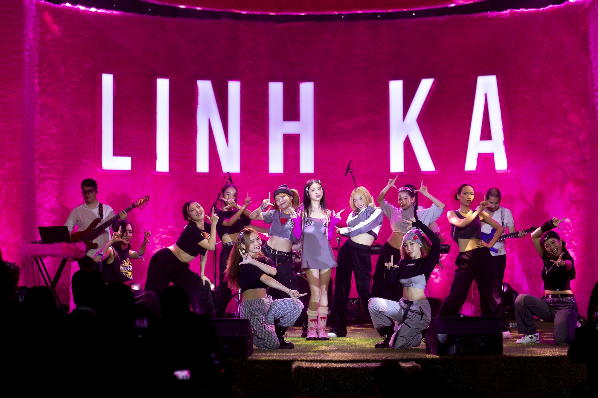 Sân khấu live debut của Linh Ka