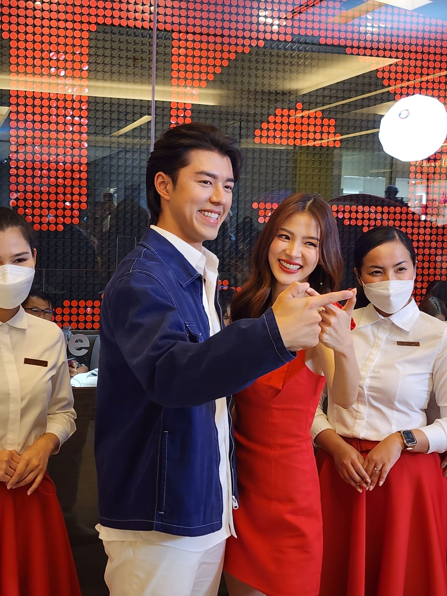 Hé lộ loạt khoảnh khắc Baifern Pimchanok - Nine Naphat chăm sóc nhau ở sự kiện khiến dân tình ăn ...