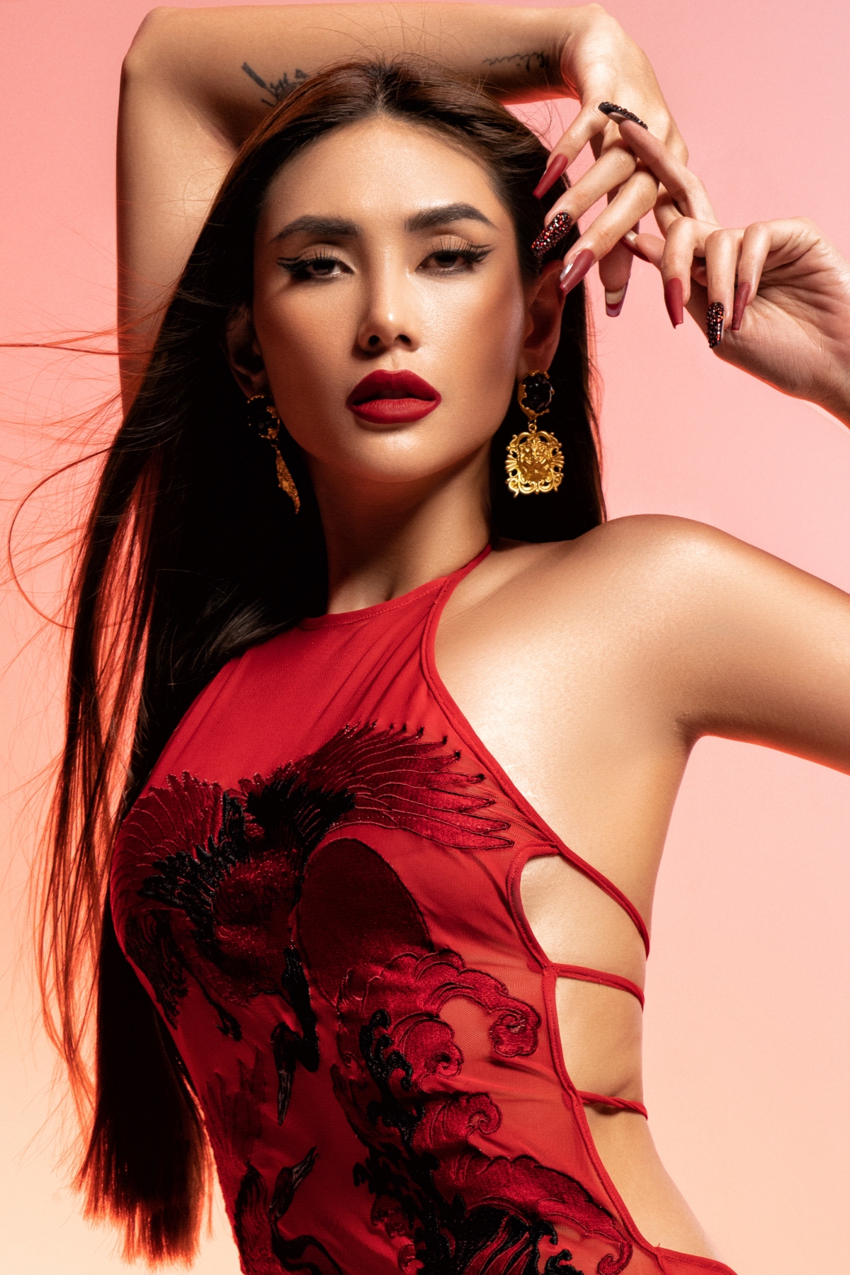 Võ Hoàng Yến cá tính, quyến rũ với thiết kế táo bạo