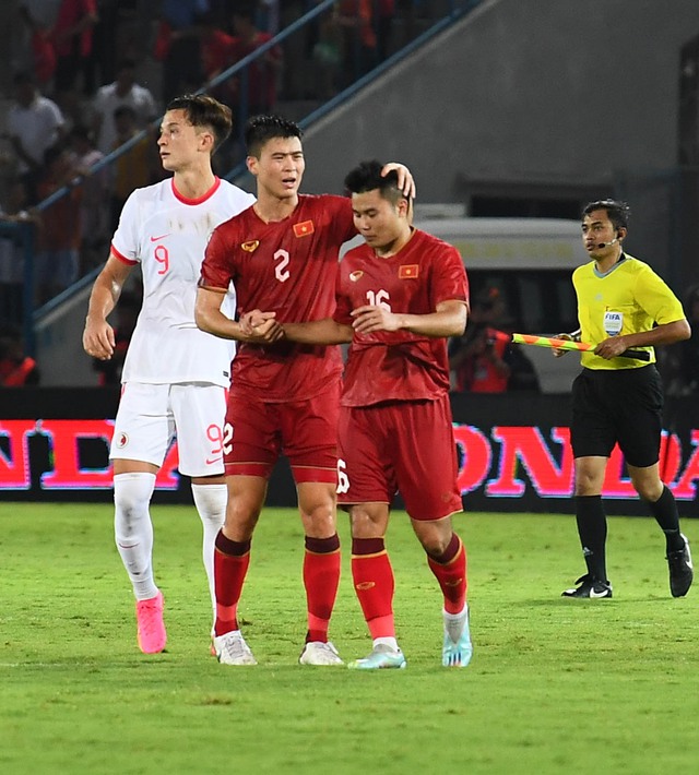 Hoàng Đức tranh luận vui vẻ cùng Tuấn Anh, Duy Mạnh xoa đầu Tiến Anh ...