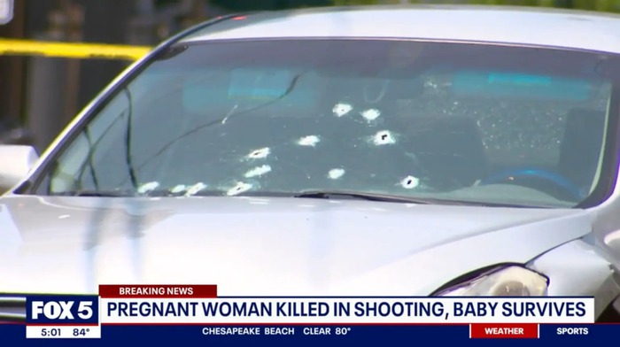 Nữ người mẫu 22 tuổi Samya Gill qua đời, hạ sinh con lúc hấp hối