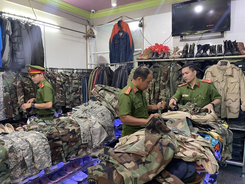 Phát hiện nhiều áo quần rằn ri nhập lậu tại TP Huế