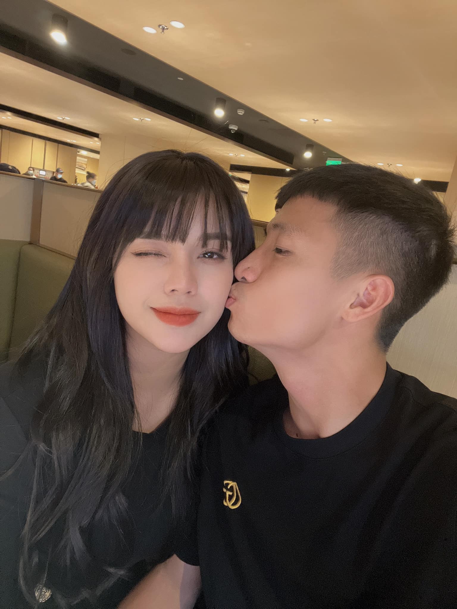 Hôn nhân của trung vệ Bùi Tiến Dũng và Khánh Linh: Tặng vợ từ đồ hiệu đến căn hộ