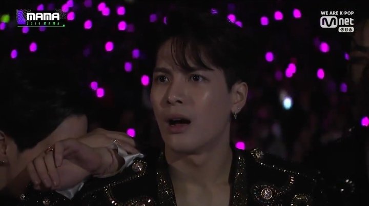 Bị chỉ trích, Hwasa vẫn biểu diễn phản cảm tại giải Rồng Xanh