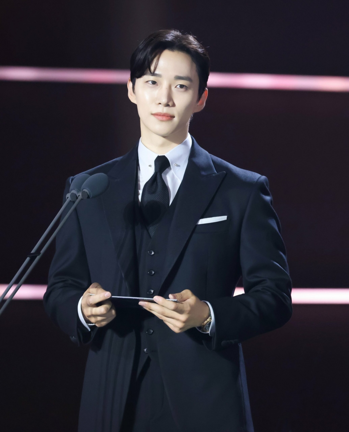 "Mỹ nam" Lee Junho giàu cỡ nào?