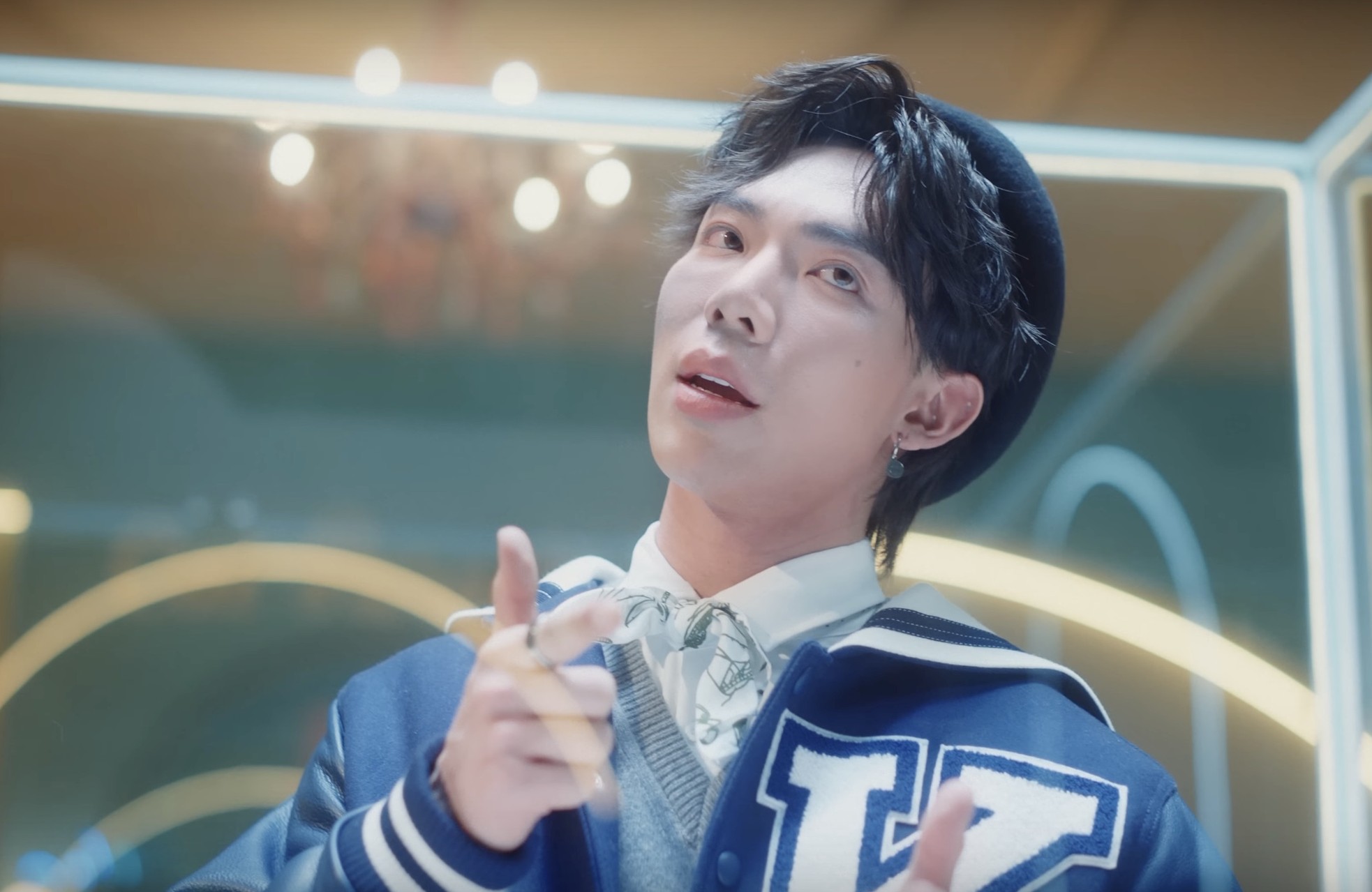 Chuyện gì đang xảy ra với ca sĩ Erik?