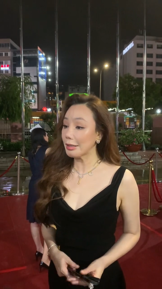 Hồ Quỳnh Hương tung bộ ảnh mới, chia sẻ đáng chú ý giữa lúc nhan sắc tuổi 43 gây bàn tán