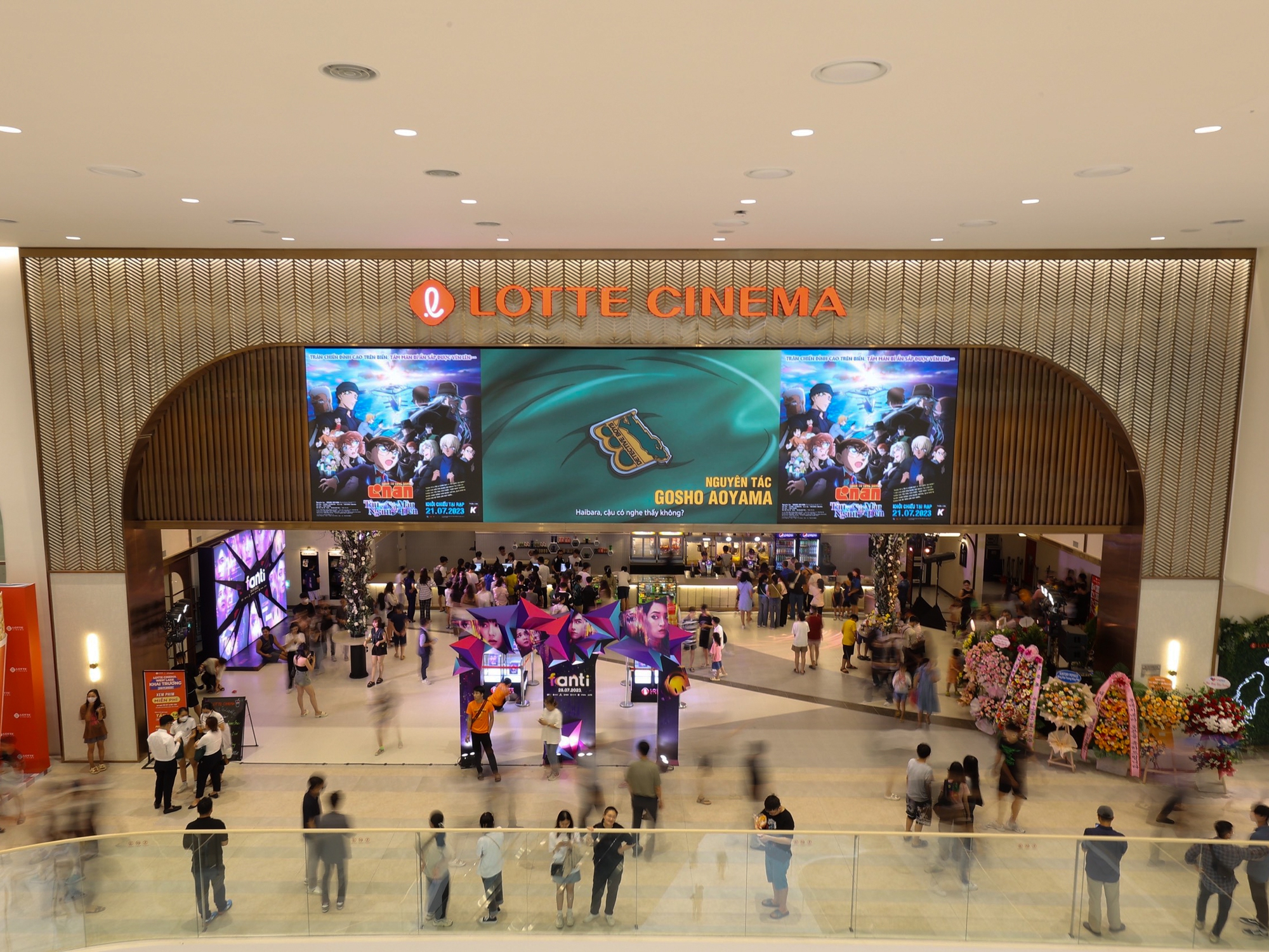 Hàng nghìn người đổ về Lotte Mall West Lake trong ngày đầu khai trương ...