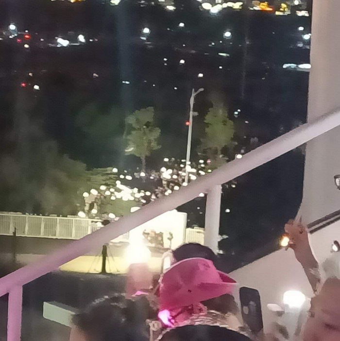 Rosé hô to "I love Vietnam", khán giả bật đèn trắng như bầu trời sao ra ...