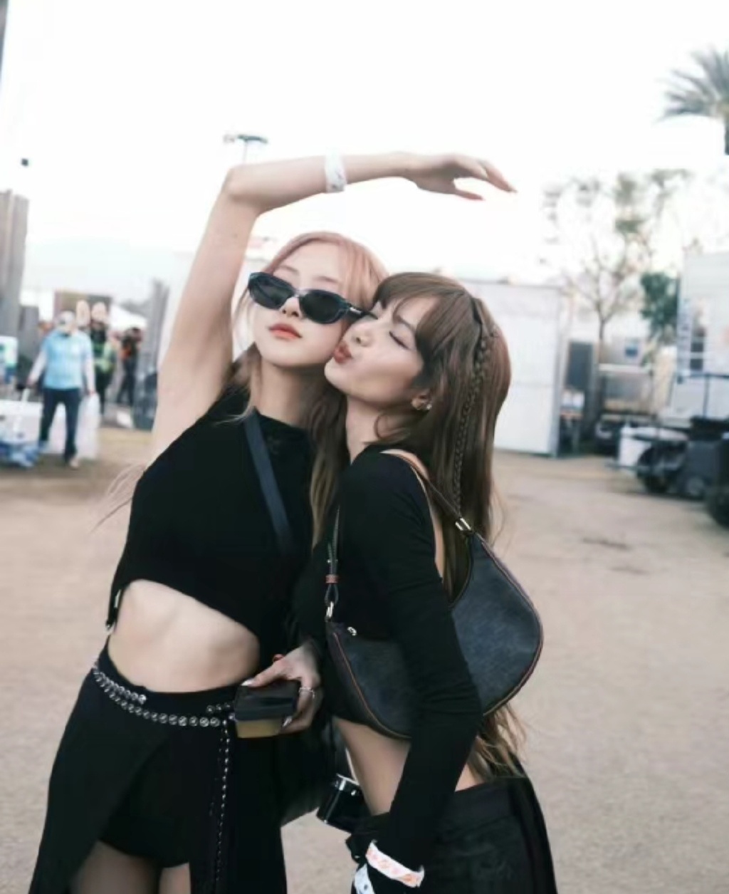 Nụ hôn má của Lisa dành cho Rosé ở Việt Nam bất ngờ hot trên mạng xã ...