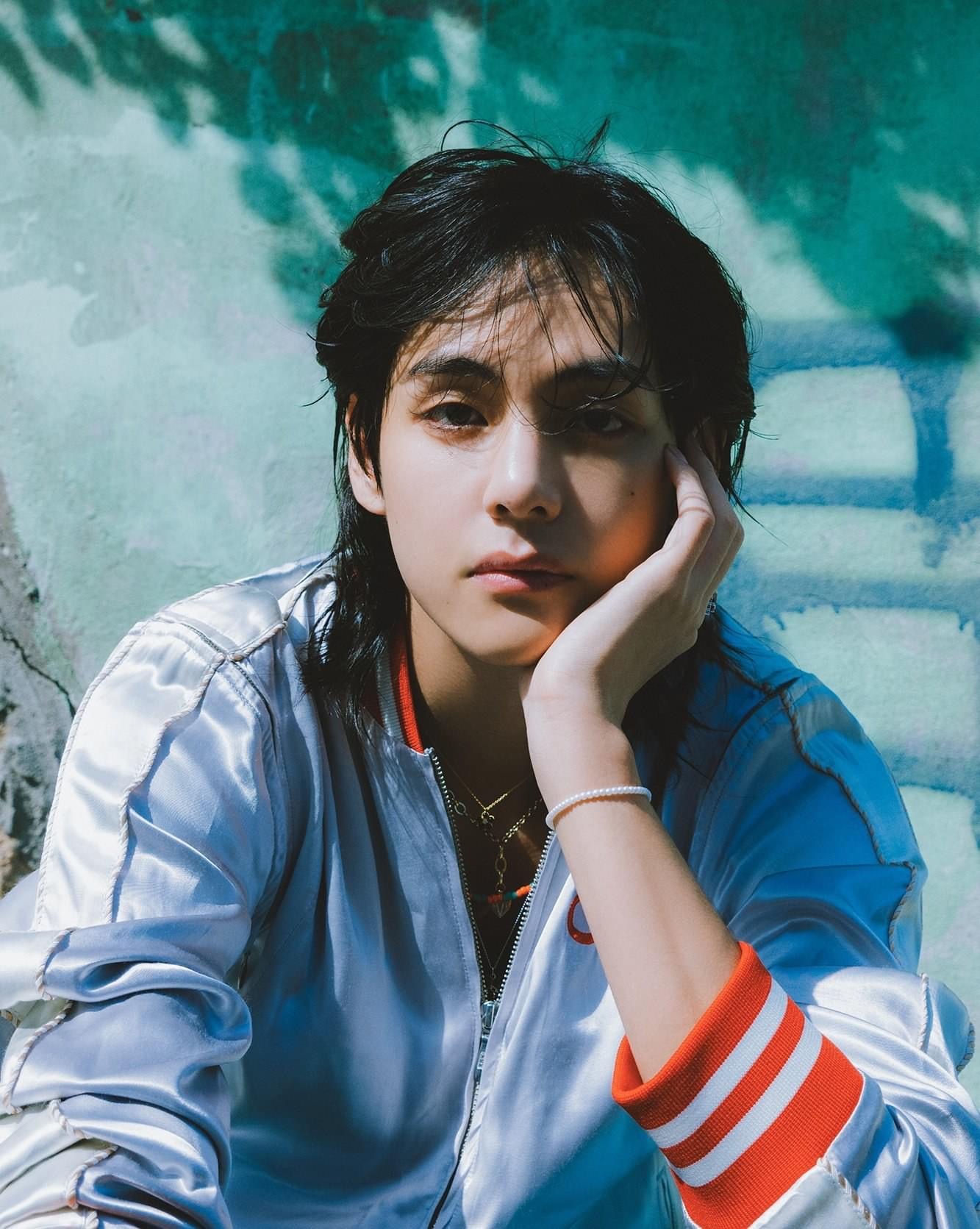 V (BTS) ra MV ngọt ngào ngày mưa, ca từ lãng mạn, đến chú chó cưng cũng ...