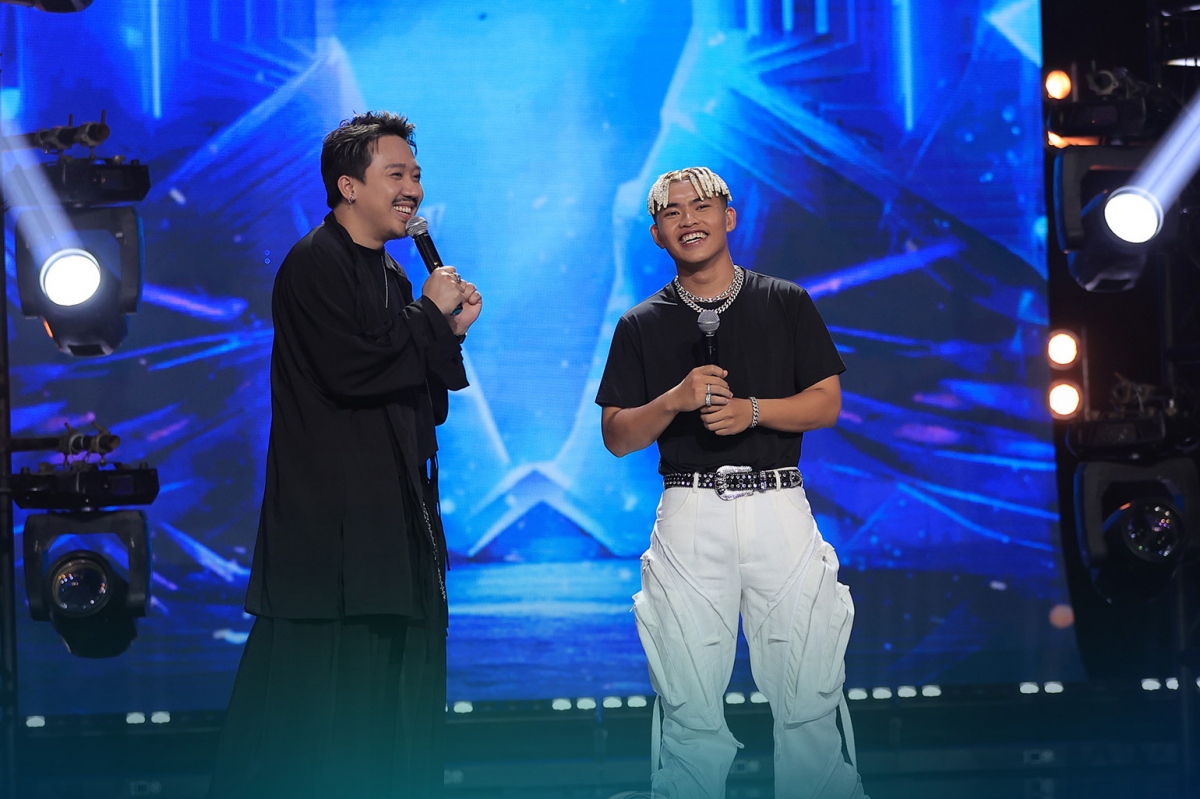 Hoá thân thành người lính, Mikelodic giành vé vào Chung kết Rap Việt