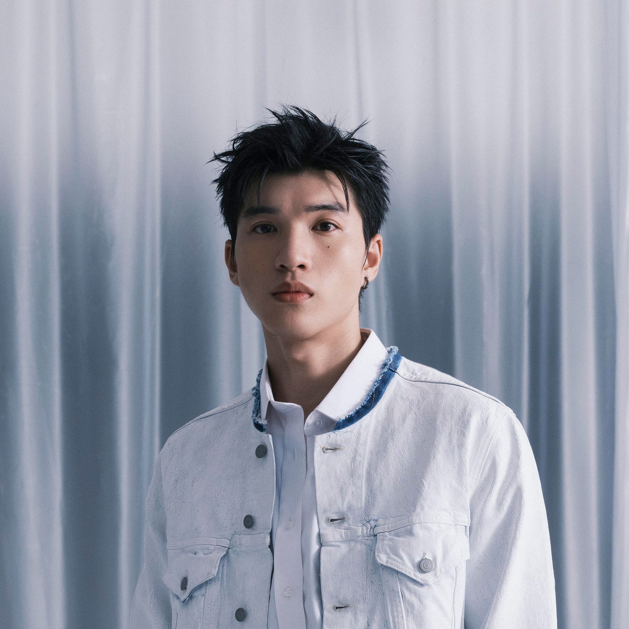 HIEUTHUHAI bất ngờ lộ diện với "ngói mới", visual liệu có xuống phong độ?