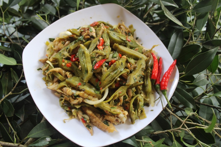 Lên Tây Bắc mùa này nhớ thử món nộm núc nác dân dã thơm ngon